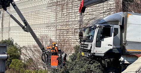 부산 고가도로 달리던 65t 트럭 난간 뜷고 허공에 매달려