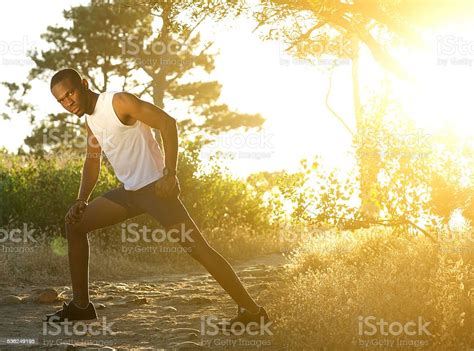 맞출까요 중유럽식 칠레식 젊은 남자가 야외에서 근육 스트레칭 20 24세에 대한 스톡 사진 및 기타 이미지 20 24세 2015년 건강한 생활방식 Istock