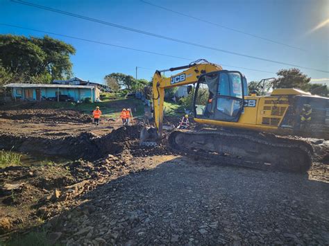 Equipos de Obras avanzan en la canalización de aguas pluviales en el barrio Artigas minutos