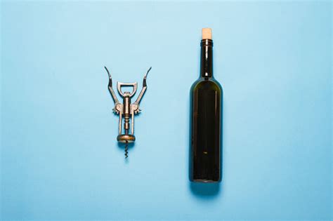 파란색 배경에 와인과 코르크 나사 의 병 컨셉 소믈리에 와인 시음 와인 액세서리 플랫 레이 상단 보기 가을에 대한 스톡 사진 및 기타 이미지 Istock