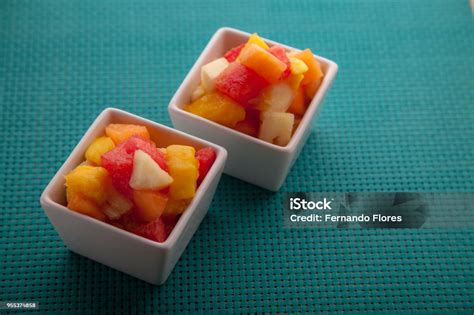 멜론 바나나 수 박 오렌지 및 파인애플 작은 도자기 그릇 아침 식사 또는 건강 한 간식 체중 감소의 개념에서의 과일 샐러드 믹스 0명에 대한 스톡 사진 및 기타 이미지