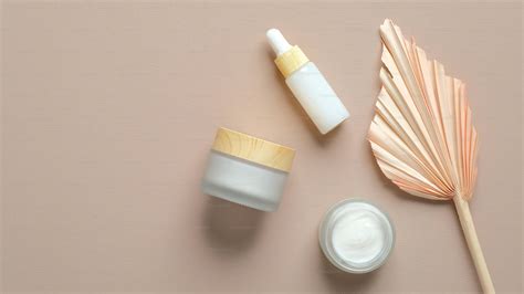 베이지색 배경에 유기농 화장품 크림과 로션이 있는 항아리 플랫 레이 평면도 복사 공간 천연 유기농 제품 미용 및 스파 개념 사진 Unsplash의 포장 이미지