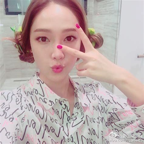 Jessica Jung Greets Fans With Her Adorable Selfie