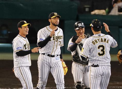 ＜神・広＞勝利のタッチをかわすスアレスら阪神ナイン（撮影・大森 寛明） ― スポニチ Sponichi Annex 野球