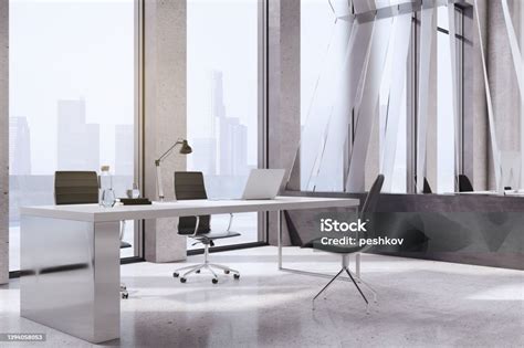 나무와 크롬 테이블에 노트북과 높은 고층 빌딩 바닥에 현대적인 산업 스타일의 사무실 캐비닛 검은 의자 광택있는 콘크리트 바닥과 큰 창문에서 도시 전망 3d 렌더링 0명에