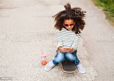 스마트폰 및 스케이트 보드와 함께 아름 다운 아프리카계 미국인 여자입니다 T 셔츠에 대한 스톡 사진 및 기타 이미지 T 셔츠 갈색 머리 곱슬 머리 Istock