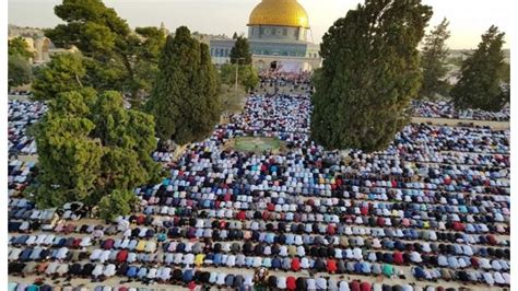 50 ألفا يؤدون صلاة الجمعة في المسجد الأقصى