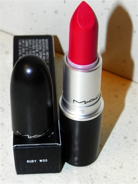 Peluncatan Macs Ruby Woo On A Woc Women Of Color