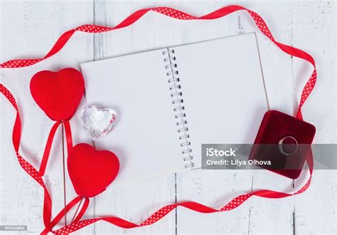 발렌타인 데이 장난감 마음과 당신의 텍스트에 대 한 메모장 나무 테이블에 최고의 보기 0명에 대한 스톡 사진 및 기타 이미지