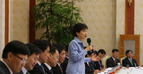 朴대통령 3년만에 언론사 편집·보도국장 오찬간담회