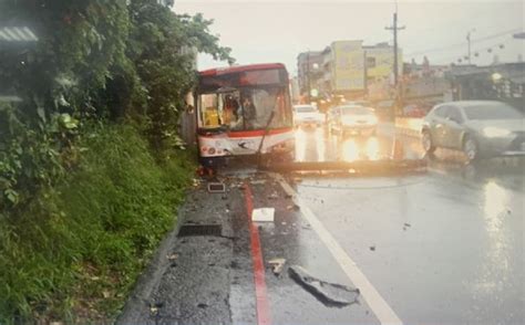路滑下坡煞不住！淡水公車撞轎車「又衝斷電線桿」 78歲乘客牙斷滿口血