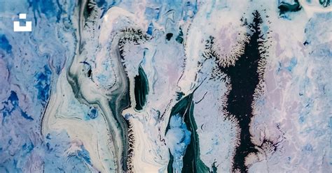 Ein Abstraktes Gemälde Aus Blauen Und Violetten Farben Foto