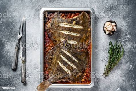 베이킹 트레이에 토마토 소스에 구운 플라이 또는 플로운더 플랫 생선 흰색 배경입니다 위쪽 보기 건강한 식생활에 대한 스톡 사진