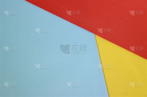 背景有红、黄、蓝三种颜色