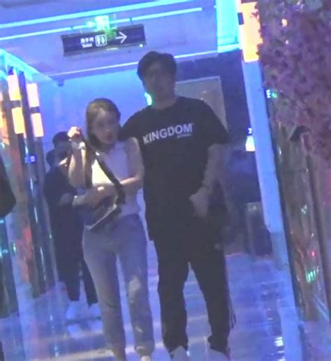 王岳伦与美女互动新画面流出 女方正脸首曝光 搜狐大视野 搜狐新闻