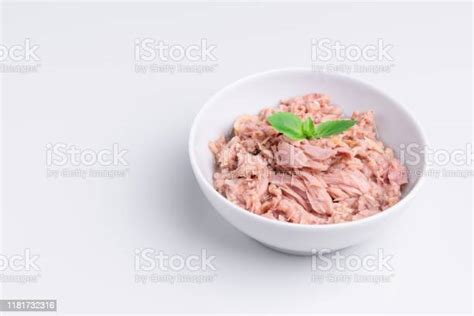 흰색 그릇에 통조림 참치 흰색 배경에 고립 복사 공간 부드러운 빛 스튜디오 샷 0명에 대한 스톡 사진 및 기타 이미지 0명
