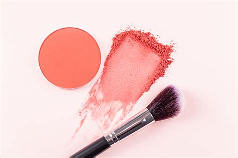 핑크 드라이 블러셔 라운드 블록 리필 핑크 블러셔 밝은 배경에 메이크업 브러시 컨셉 장식 화장품 메이크업 0명에 대한 스톡 사진 및 기타 이미지 Istock