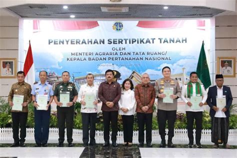 Menteri ATR BPN Serahkan Sertifikat Tanah Sebanyak 15 Bidang ANTARA News