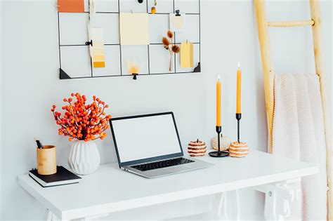 오픈 노트북 모형이 있는 홈 오피스 책상 가을 색상 팔레트가 있는 그리드 무드 보드 양초 꽃 호박과 같은 계절 장식 가을의 영감과 아늑한 분위기 Hygge 가정 가을 장식