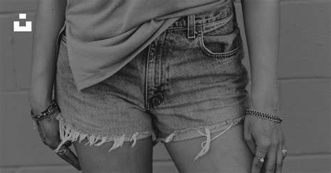 티셔츠와 데님 반바지를 입은 여성의 회색조 사진 사진 Unsplash의 무료 티 이미지