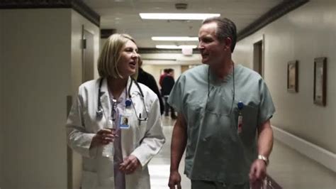 Médico Caminando Por El Pasillo Del Hospital — Vídeo De Stock 84206568