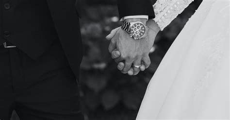 Izmit 감정 결혼 결혼 사진 공식적인 옷차림 관찰 꽃다발 끈 남편 드레스 로맨스 반지 베일 블랙 앤 화이트 사랑 손을 잡고 수트 순간