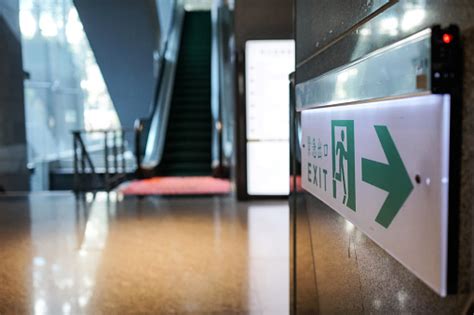 비상구 탈출 경로 표지판 공공 장소 지역의 현대적인 건물에 위치 한자 비상구를 의미합니다 건축에 대한 스톡 사진 및 기타 이미지