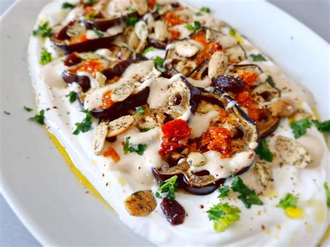 Berenjena Asada Con Salsa De Yogur Griego Y Tahini