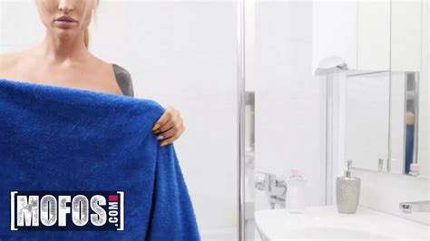 いたずらな赤ん坊ソーラーケイトはそれをラフを愛し、そのために彼女は自慰行為をするときに自分自身をスパンキングします Mofos