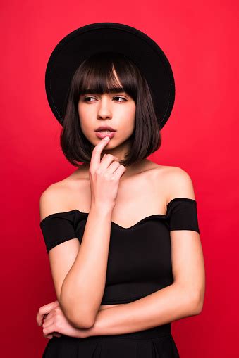 빨간 바탕에 고립 된 턱에 손으로 검은 모자에 젊은 갈색 머리 여자 겨울에 대한 스톡 사진 및 기타 이미지 겨울 귀여운 낮 Istock