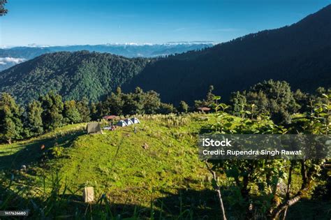 インドのウッタラーカンド州のヒマラヤ地方の丘陵地帯でキャンプをしている広角ショットで背景にゴムク氷河のピークが見えます アジア大陸の