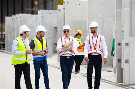 화합과 팀워크 중공업 엔지니어 팀워크 다양한 전문 건축업자 조립식 콘크리트 벽 산업 제조 공장에서 함께 일하는 엔지니어 건설 노동자 25 29세에 대한 스톡 사진 및 기타