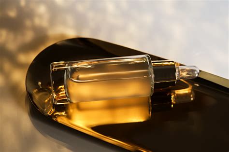 축제 분위기가 물씬 풍기는 황금색 배경에 피펫이 있는 화장품 세럼 한 병 0명에 대한 스톡 사진 및 기타 이미지 0명 공휴일 금 금속 Istock