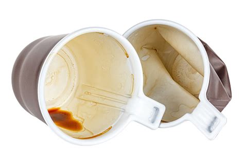 전체 거짓말과 구겨진 사용 일회용 흰색 플라스틱 머그잔과 갈색 새틴 질감 외부에 커피 얼룩과 흰색 배경에 고립 얼룩 갈색에 대한 스톡 사진 및 기타 이미지 Istock