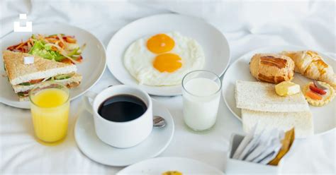스테인레스 스틸 포크와 흰색 세라믹 접시에 토마토를 자르는 칼을 들고 있는 사람 사진 Unsplash의 무료 사람의 이미지