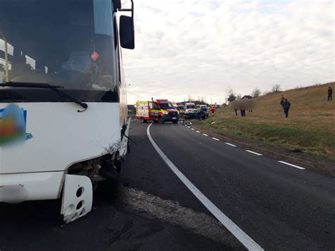 Accident rutier cu o persoană încarcerată după impactul dintre un autobuz si o mașină FOTO
