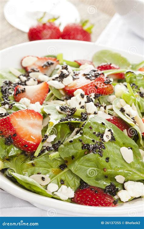 Salade Faite Maison Fraîche D épinards De Fraise Image stock Image du