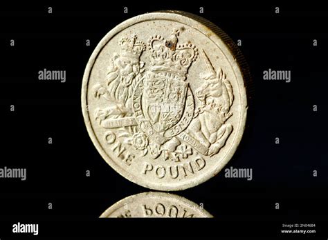 A Worn 2015 UK 1 Coin Featuring The Coat Of Arms On The Reverse Side