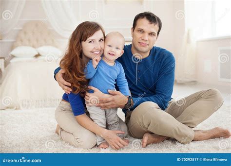 Retrato Casero De La Familia Joven Feliz Imagen De Archivo Imagen De Casero Hombres 70292517