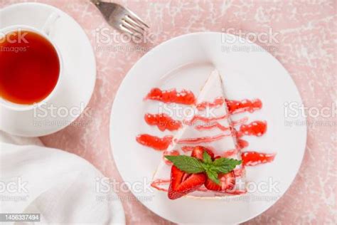 달콤한 아침 식사 차 신선한 딸기와 민트와 맛있는 치즈 케이크 베이킹없이 집에서 만든 조리법 분홍색 돌 테이블에 공간을