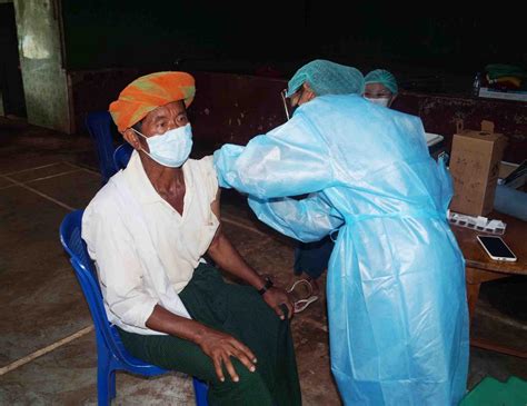 ဆီဆိုင်မြို့၌ ဦးစားပေးအုပ်စုတွင်ပါဝင်သူများအား ကိုဗစ် ၁၉ ကာကွယ်ဆေး ဒုတိယအကြိမ် ဆက်လက်ထိုးနှံပေးလ