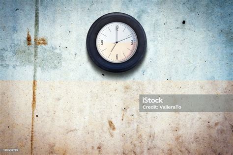 콘크리트 벽에 자동 바퀴에 시계 자동차 타이어 변경 개념 공간을 복사합니다 사업 자동차 서비스 벽 시계에 대한 스톡 사진 및 기타 이미지 Istock