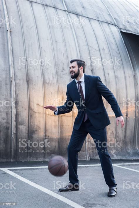 길거리 농구를 재생 하는 이어폰에 쾌활 한 사업가의 측면 보기 농구 팀 스포츠에 대한 스톡 사진 및 기타 이미지 농구 팀 스포츠 남자 사업가 비즈니스 Istock