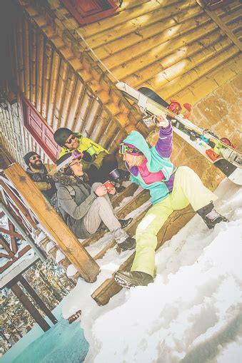 스키와 스노우 보드 전에 Selfie를 복용 4 명 12월에 대한 스톡 사진 및 기타 이미지 12월 1월 20 29세 Istock