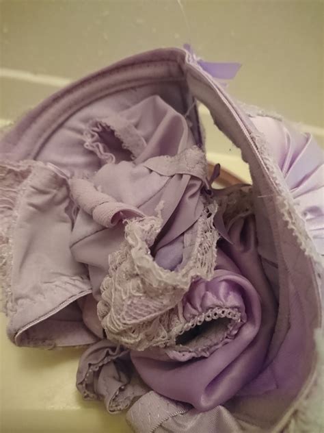 アボ On Twitter 妻の脱け殻 バスルームよりリアルタイム。 先ほど急な雨に降られ、ずぶ濡れで帰ってきた妻。 寒いと言ってそのまま入浴、湿り気のある脱ぎたてが放置されています。 私