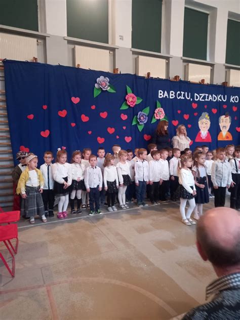 Przedszkole Samorządowe w Piątnicy Dzień Babci i Dziadka w grupach latków