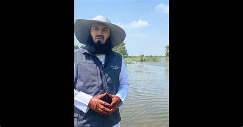 Famous Islamic Scholar Mufti Menk Visits Flood Affected Sindh