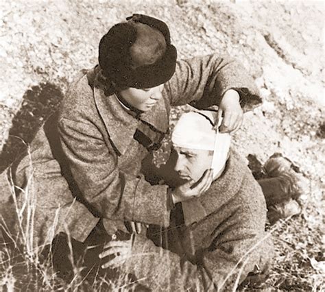 В 1941 1945 годах врачи фельдшеры медсёстры и санитары поставили на