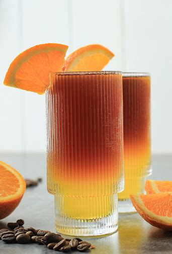 아이스 오렌지 에스프레소 커피 목테일 콜드 브루 토닉 스프리츠 온 화이트 배경 커피숍 컨셉 메뉴 에스프레소에 대한 스톡 사진 및