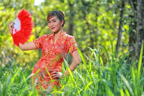穿着中国传统服饰的亚洲女孩